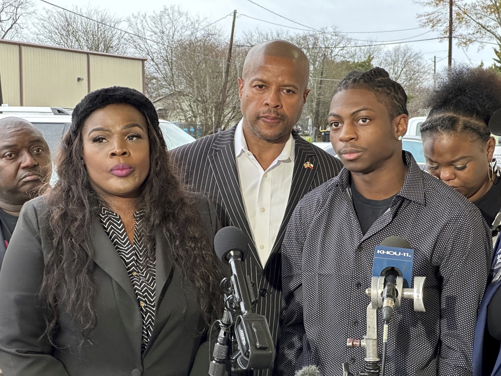 A Texas School's Punishment of a Black Student who Wears His Hair in ...